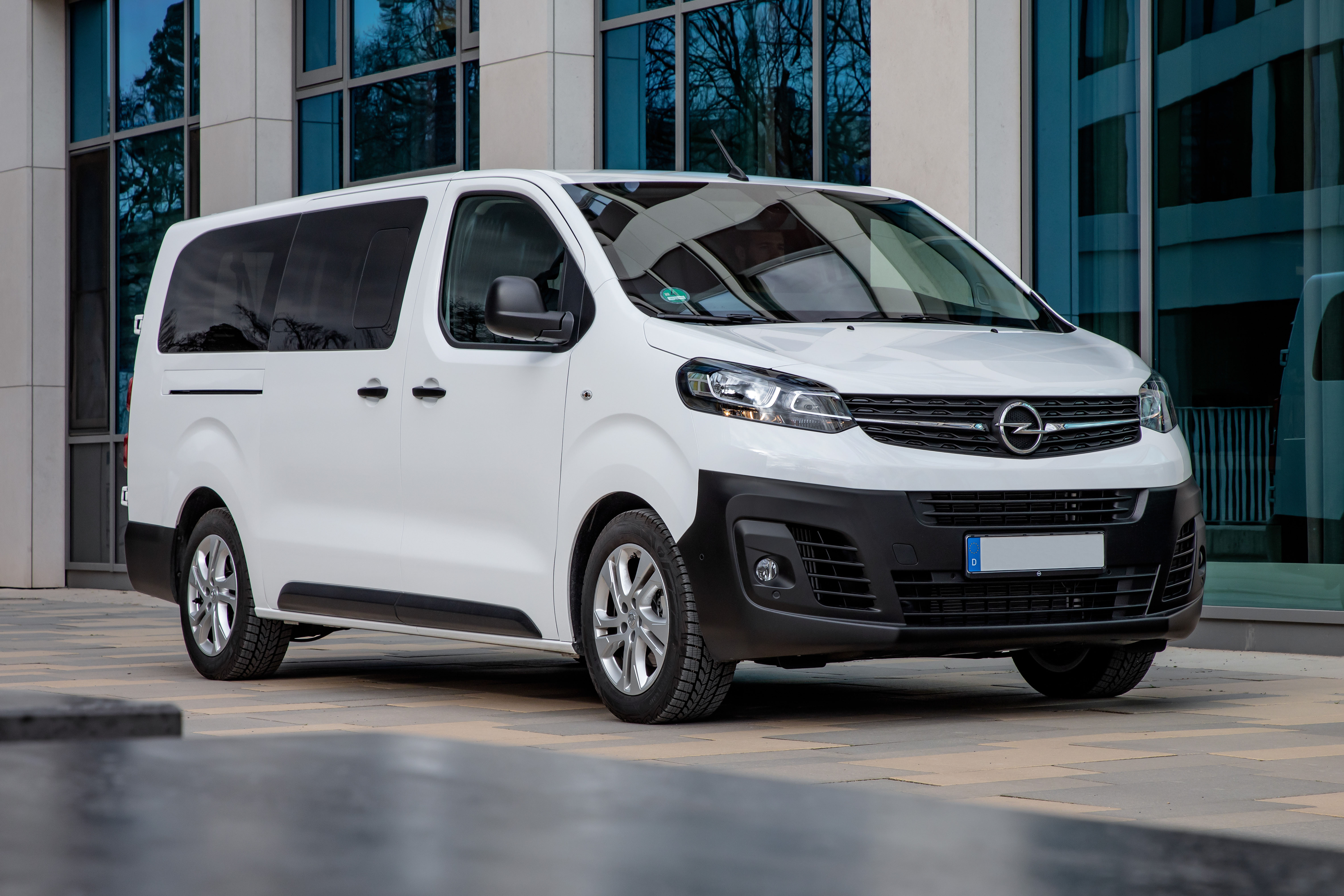 Opel Vivaro C Kombi Extra Long 2021 Wynajem Bus w Warszawa Opel Vivaro C Kombi Extra Long 2021 Wynajem Bus w Warszawa